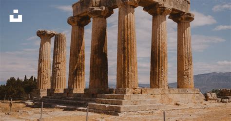 흙밭 위에 놓인 커다란 석조 구조물 사진 Unsplash의 무료 그리스 이미지