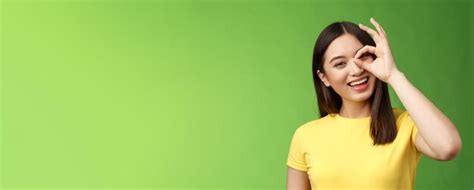 근접 촬영 친절 한 근심 없는 나가는 좋은 아시아 여자 갈색 머리 재미 틸트 머리 즐겁게 보여 괜 찮 아 요 무료 사진