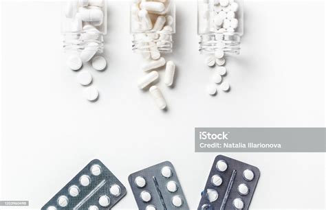 흰색 배경에 다른 흰색 알 약과 캡슐 패키지 건강 개념 플랫레이 공간을 복사합니다 병에 대한 스톡 사진 및 기타 이미지 병 비타민 약품 캡슐 Istock