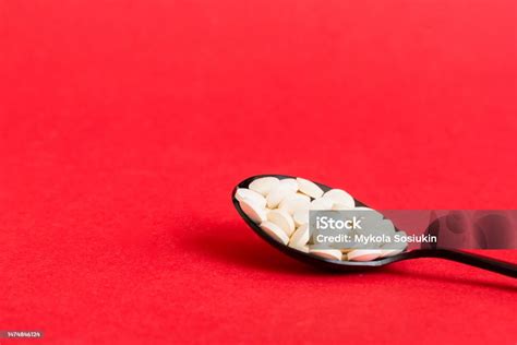 색깔 배경에 백색 알약의 더미 테이블 위에 흩어져있는 정제 빨간 부드러운 젤라틴 캡슐 더미 비타민과식이 보충제 개념 0명에 대한 스톡 사진 및 기타 이미지 Istock