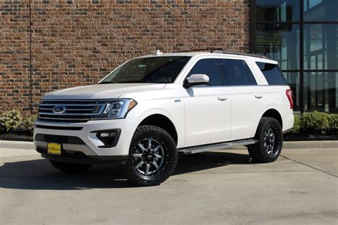 Readylift Leveled Ford Expedition With 20 Moto Metal Wheels