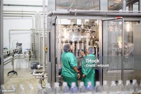 물 병입 공장의 자동 스프링 물 충전 기계에서 두 명의 여성 운영자 녹색에 대한 스톡 사진 및 기타 이미지 녹색 생산 라인 환경 보전 Istock