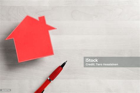 부동산 사업입니다 판매를 위한 집입니다 나무 테이블에 마분지 종이에서 만든 코 티 지입니다 하우스 온난화 파티 템플릿입니다 판매 하 고 집 구입입니다 빈 빈 부정적인 복사