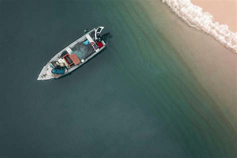 강가 건물 경치가 좋은 공중 구조 나무 드론으로 찍은 사진 리조트 물 물가 바다 바다의 바닷물 보트 선박 섬 성장 수송 수평의 숲 식물