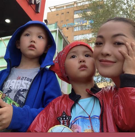 Загвар өмсөгч ССарнайн “дэлбээнүүд” ТАСМН