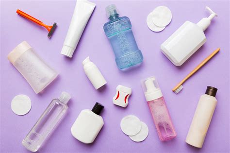 입욕 제품 탑 뷰 플랫 레이 스파 면도기 치약 비누 젤 및 기타 다양한 액세서리를위한 모형 피부 건강을위한 화장품 로고를위한 목욕 모형 메이크업 화장품에 대한 스톡 사진 및