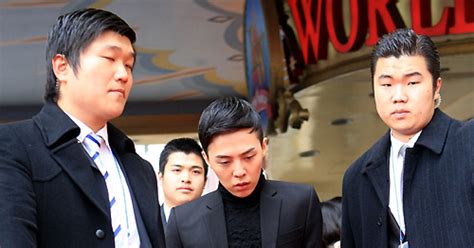 [포토엔]지드래곤 옷 매무새를 만지며~