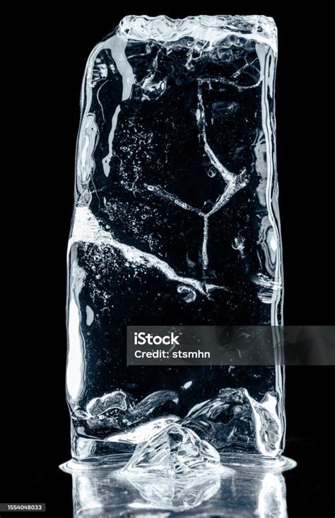 검은 반사 표면에 기포와 균열이있는 맑은 천연 얼음 블록 각얼음에 대한 스톡 사진 및 기타 이미지 각얼음 금이 간 얼음 Istock