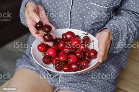 유기농 달콤한 체리와 그릇을 들고 소녀 적절한 영양 식단 및 라이프 스타일의 개념 육즙 이 많은 베리 클로즈업 야채 음식 신선한 비타민 유기농 에코 제품 농장 Gmo 없이