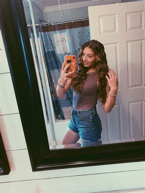 Pin On Outfit Ideas Mirror Selfie Outfits Selfie