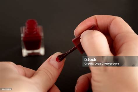 손톱에 빨간 매니큐어를 적용 하는 여자의 손을 닫고 집에서 매니큐어 치료 개념에 대한 스톡 사진 및 기타 이미지 개념 검정색 배경 매니큐어 미용술 Istock