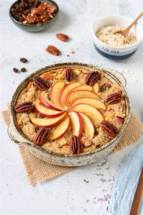 Gebackenes Porridge Mit Äpfeln Rosinen Und Nüssen