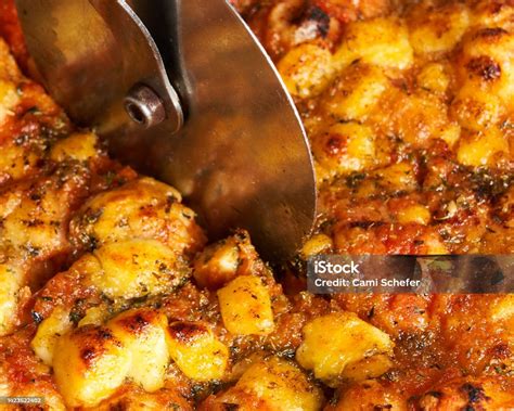 이탈리아 피자를 자르는 클로즈업 팔레르모 시칠리아 이탈리아의 전통 음식 재료 토마토 소스 멸치 양파 치즈 오레가노 오일 0명에 대한 스톡 사진 및 기타 이미지 Istock