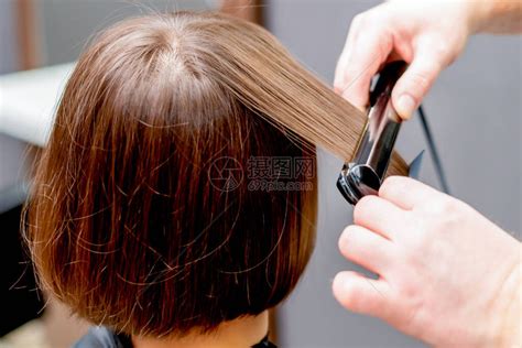 理发师的手在理发工作室里梳理高清图片下载 正版图片506580093 摄图网