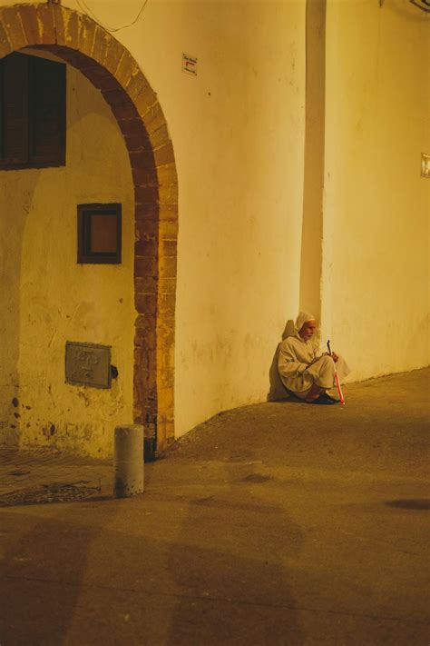 밤에 라바트 골목길에서 쉬고 있는 노인 · 무료 스톡 사진