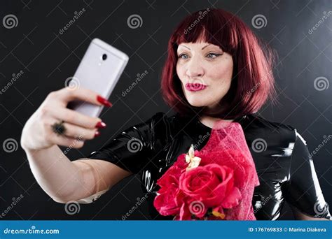 中年时装女装自拍，美女用鲜花在社交媒体上拍自己的照片 库存图片 图片 包括有 乳汁 白种人 她自己 176769833