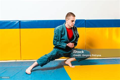 브라질리언 주짓수와 남자들을 위한 그래플링 훈련은 자기 방어 체육관에서 Combat Sport Event에 대한 스톡 사진 및 기타 이미지 Combat Sport