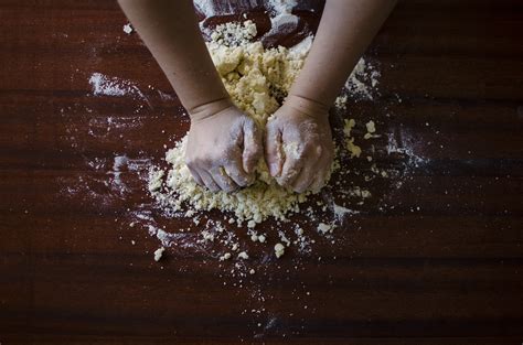 무료 이미지 손 다리 식품 빵 굽기 디저트 생과자 빵집 반죽 착빙 빵 굽는 사람 단맛 밀가루 이기다