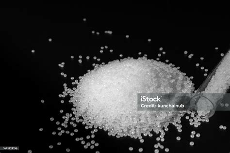 고분자 화학 산업에서 플라스틱의 고분자 원료로 사용되는 백색 플라스틱 폴리머 석유 화학 제품 고분자 과학 실험실의 엔지니어에 의한 설계 및 테스트 과립에 대한 스톡 사진 및