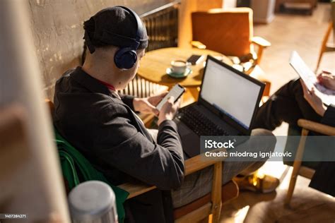 노트북으로 작업하는 도시 청년 커피 숍에서 스케치 패드에서 그리는 여성 20 24세에 대한 스톡 사진 및 기타 이미지 20 24세 2명 그리기 Istock