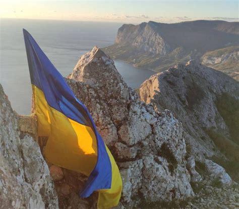 В окупованому Криму активісти підняли український прапор Наш Донбас