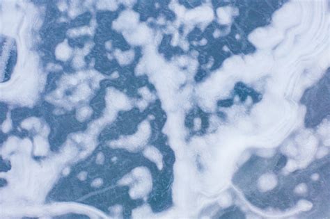 빙하의 공중 보기 로포텐 제도 노르웨이 카운티 노르웨이 유럽의 얼음 호수 겨울 철자연 추운 풍경 추상 거품 패턴 텍스처 배경입니다 맨 위 보기 0명에 대한 스톡 사진 및