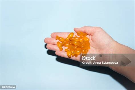 식이 보조 제 푸른 배경에 물고기 모양의 오메가 3 캡슐 플랫 레이 건강 지원 및 치료 생물학적 활성 첨가제 Dha Epa 0명에 대한 스톡 사진 및 기타 이미지 Istock