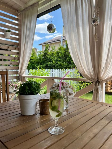 Летнее настроение Веранда по периметру дома Дизайн открытой веранды Деревенский стиль интерьер