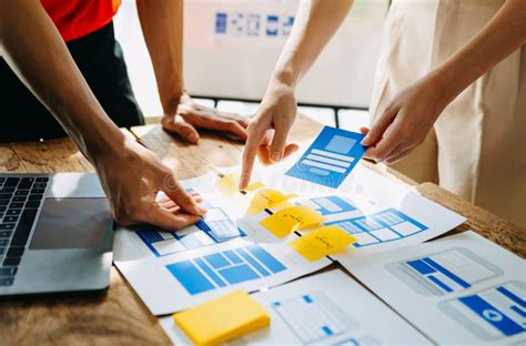 ux developer and ui designer brainstorming about mobile app interface