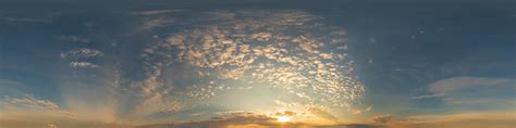 서러스 구름이 있는 짙은 푸른 색의 일몰 하늘 파노라마 구형 등구형 포맷의 매끄러운 Hdr 파노 공중 무인 항공기 360 파노라마에 대한 3d 시각화 게임 및 하늘 교체를