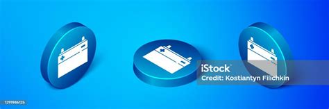 파란색 배경에 격리된 등극 자동차 배터리 아이콘입니다 어큐뮬레이터 배터리 에너지 전력 및 전기 축적기 배터리 파란색 원