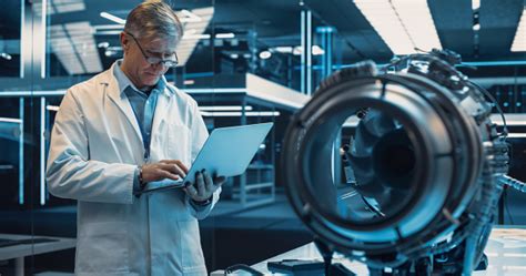 노트북 컴퓨터를 사용하여 현대 전기 터빈 모터가 어떻게 작동하는지 분석하고 확인하는 전문 성인 엔지니어 현대 장비를 갖춘 하이테크 연구소 Stem 주제에 대한 스톡 사진 및