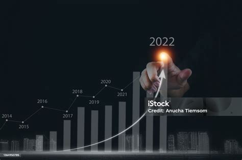 2022 년 성공적인 사업의 성장 계획을 가리키는 사업가와 그림은 성공의 사다리를 올라간다 2022년 계획 행동 및 목표 성공 목표 및 그래프 성장 개념 개념에 대한 스톡