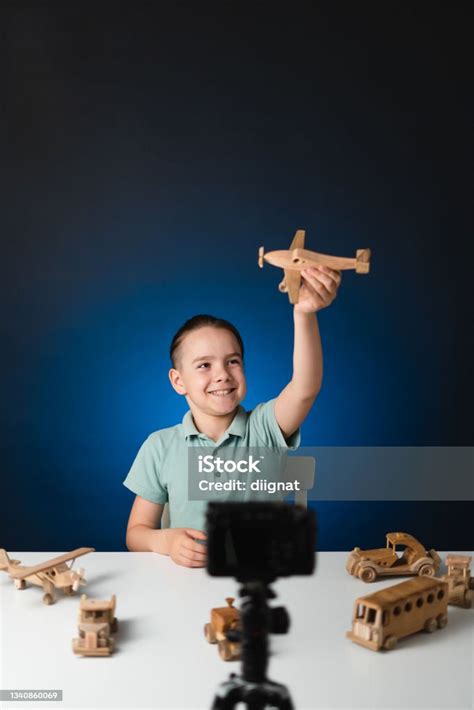 젊은 소년 비디오 블로거는 그의 추종자와 함께 스트림을 만들기 Z세대에 대한 스톡 사진 및 기타 이미지 Z세대 가정용 캠코더 녹음실 Istock