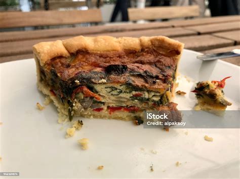 터키 음식 치즈 타르트 Kis 야채 파이 조각 레스토랑에서 접시와 함께 제공 됩니다 미식가에 대한 스톡 사진 및 기타 이미지 미식가 사진 이미지 손수 만든 Istock