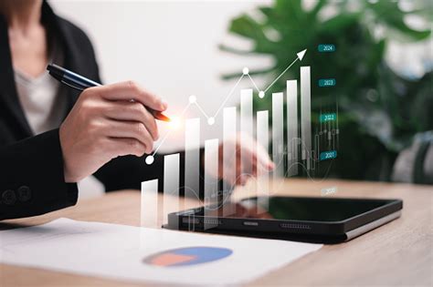 디지털 증강 현실 그래픽을 분석하는 여성 기업인 수익성 재고 관리 내년 비즈니스 성장 효과적인 개발 계획 재무 데이터 계산 장기 투자 개발에 대한 스톡 사진 및 기타 이미지