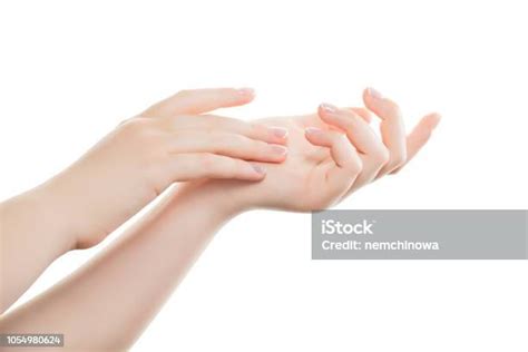 아름 다운 여자의 손에 매니큐어 살롱 후 완벽 한 손톱 매니큐어 흰색 배경에 고립 된 프랑스 가꿔주기에 대한 스톡 사진 및 기타 이미지 Istock