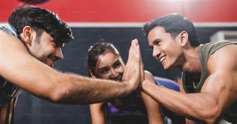 강한 운동 선수 백인 남자 스포츠 체육관에서 운동하는 사람 신체 근육에 적합하고 날씬한 무거운 보디 빌딩 및 건강 한 라이프 스타일 사람들을위한 현대 피트니스 스튜디오에서