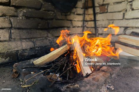 나무를 깎아 내린 붉은 불꽃 금속 화로 안의 짙은 회색 석탄 밝은 노란색 불꽃에 화로에서 타오르는 장작 불의 불꽃 준비 와 만나 스톡 사진 사람 없음 공간 복사 0명에 대한
