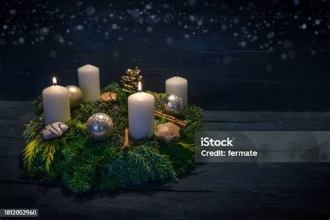 흰색 촛불이 있는 녹색 강림절 화환 두 개는 재림 크리스마스 장식 및 쿠키 별 보케가 있는 진한 파란색 나무 배경 복사 공간을 위해 켜집니다 대림환에 대한 스톡 사진 및