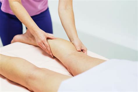 인간의 종아리 근육을 마사지 손의 세부 사항 여성 다리에 압력을 가하는 치료사 치료 절차 신체 관리 및 미용의 개념을 즐기는 아름다운 소녀 2명에 대한 스톡 사진 및 기타