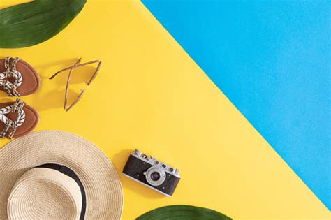 화려한 여름 여성 패션 옷 플랫 하다 밀 짚 모자 선글라스 팜 잎 노란색 배경에 평면도 공간을 복사 여름 패션 휴일 평평 하다 수영 가방에 대한 스톡 사진 및 기타 이미지