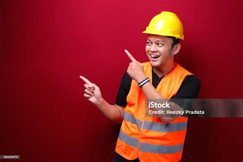 미소와 행복 한 젊은 아시아 남자 노동자 이다 와 손 포인트 에 빈 공간 20 29세에 대한 스톡 사진 및 기타 이미지 20 29세 25 29세 가리키기 Istock