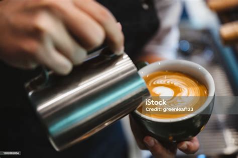 바리스타 메이킹 라떼 아트 우유와 커피 한 잔에 초점 빈티지 필터 이미지 갈색에 대한 스톡 사진 및 기타 이미지 갈색