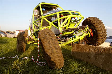 손으로 그린 오프 로드 자동차 연결 된 유닛이 있는 금속 프레임 바위 위의 버 기 4x4 자동차에 대한 스톡 사진 및 기타 이미지 4x4 자동차 4가지 개체 경쟁