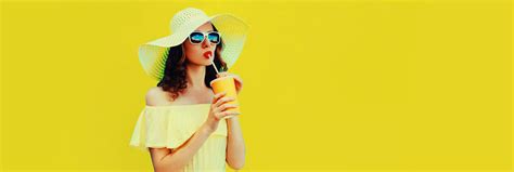 노란색 배경에 하얀 여름 밀짚 모자를 쓰고 신선한 주스를 마시는 아름다운 젊은 여성의 초상화 20 29세에 대한 스톡 사진 및 기타 이미지 Istock