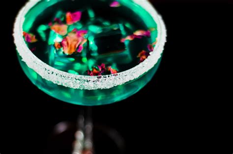 맛있고 화려한 음료 다양 한 알콜 시럽 리큐 르 바텐더의 작품의 독특한 효과에 따라 다중 색상에 대한 스톡 사진 및 기타 이미지