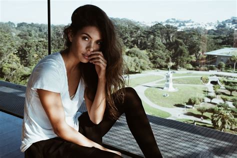 배경 화면 여자들 모델 갈색 머리의 뷰어를보고 구불 거리는 머리카락 좌석 사진술 팬티 스타킹 유행 사람 아름다움 인간 위치 인물 사진 사진 촬영