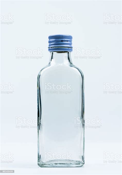 빈 레이블 및 복사 공간 흰색 배경에 고립 된 폐쇄 알루미늄 캡으로 빈 투명 유리 병 음료 또는 의학 제품 디자인 서식 파일에