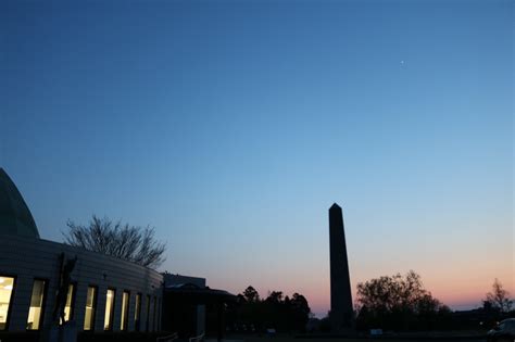 黒部市吉田科学館 科学館のまわりをお散歩② このところお天気が続いたので、 夕暮れの中の科学館を映してみました。